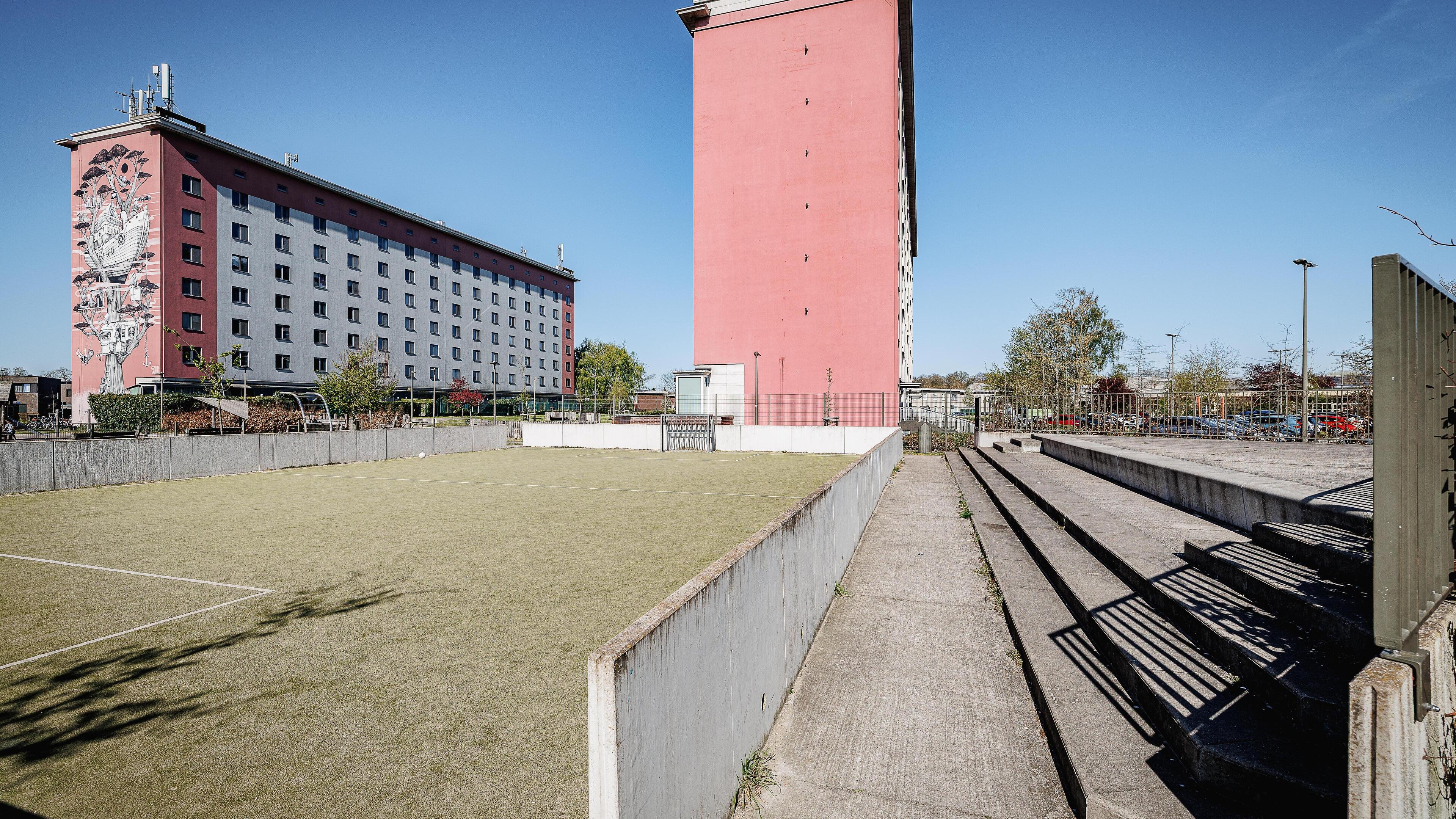 18 maanden cel gevraagd voor steekpartij in Mechelse wijk Oud Oefenplein: “Pas 2,5 uur na de ...